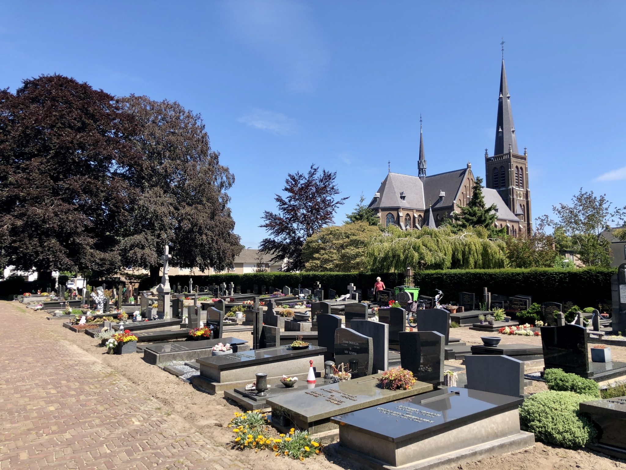 De begraafplaats en de kerk van Mierlo-Hout - Perry Vermeulen